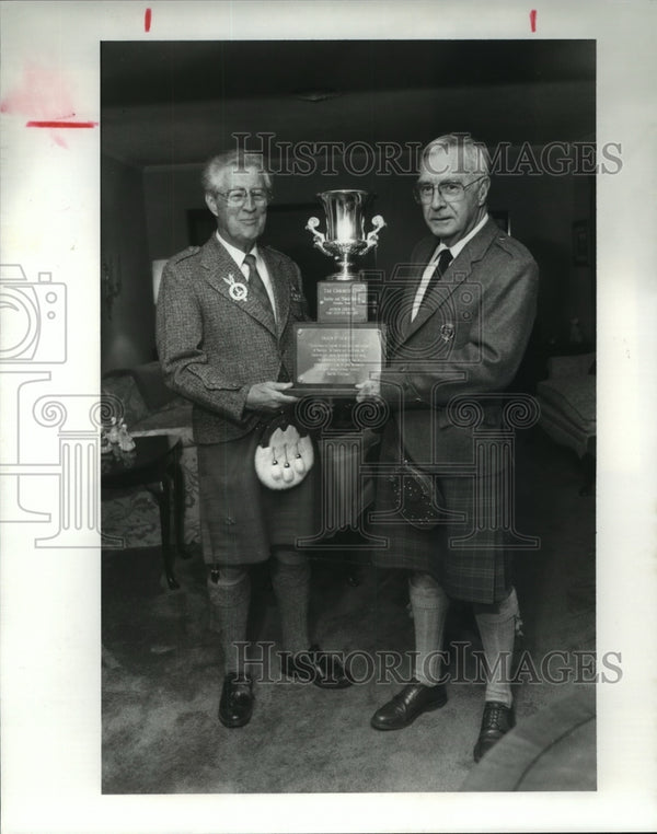 1990 Heather and Thistle Society Chieftains hold cup in Houston ...
