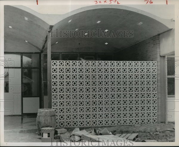 1960 Press Photo Screen wall shades entrance of Holden Elementary in H ...