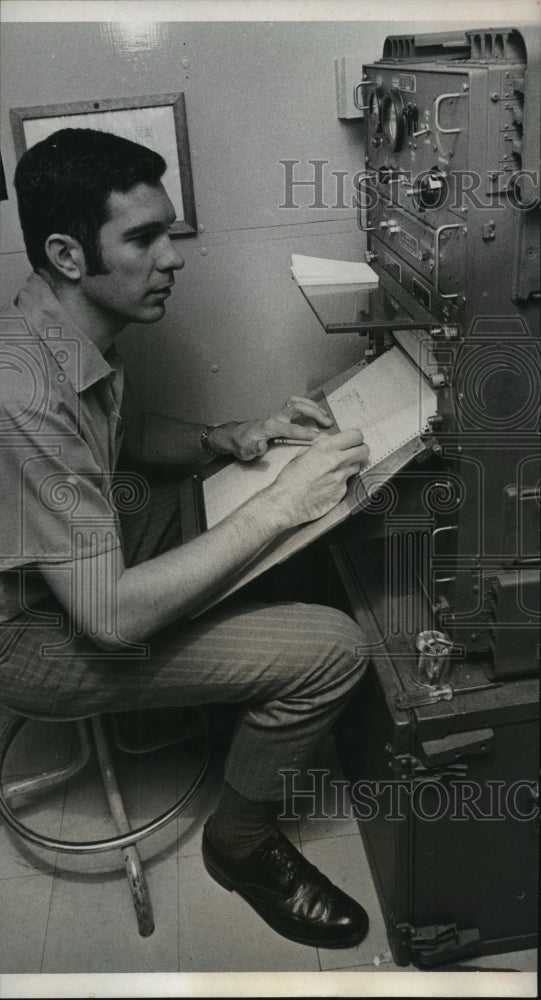 1970 Press Photo Malcom Rae at work at Institute for Storm Research in ...