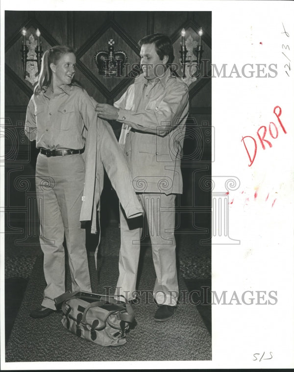 1981 Press Photo Couple models hunting apparel by Orvis of Houston - h ...