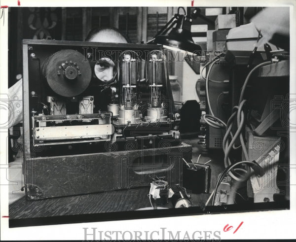 1978 Press Photo Houston Vintage Radio Assn member's early tube radio ...