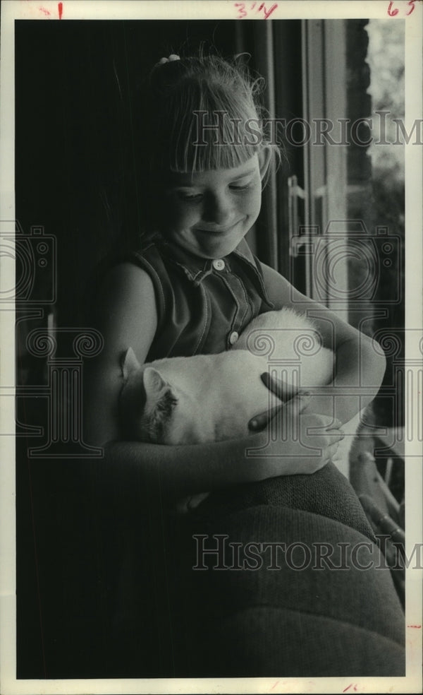1971 Press Photo Sherry Abshire of Houston, smiles as she holds cat in ...