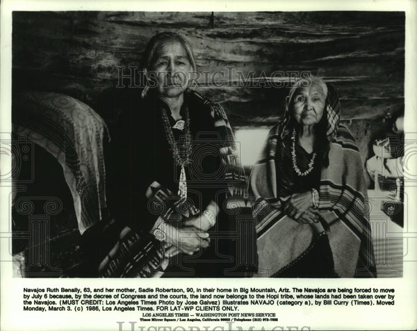 1986 Press Photo Navajos Ruth Benally, Sadie Robertson-Big Mountain, A ...