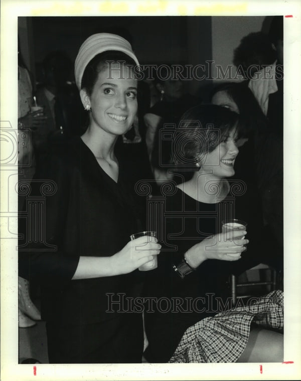 1989 Press Photo Vicky Kohl & Fabiola Rock at MFA Costume Institute ev ...
