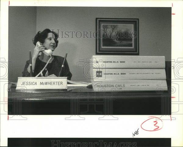 1985 Press Photo Houston realtor Jessica McWherter with Multiple Listi ...