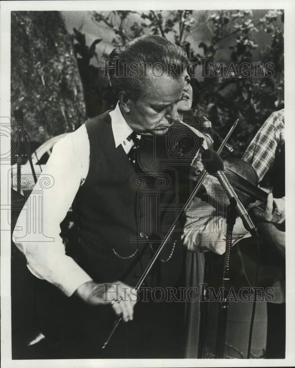 1979 Press Photo Senator Robert Byrd plays fiddle on "Hee Haw" season ...
