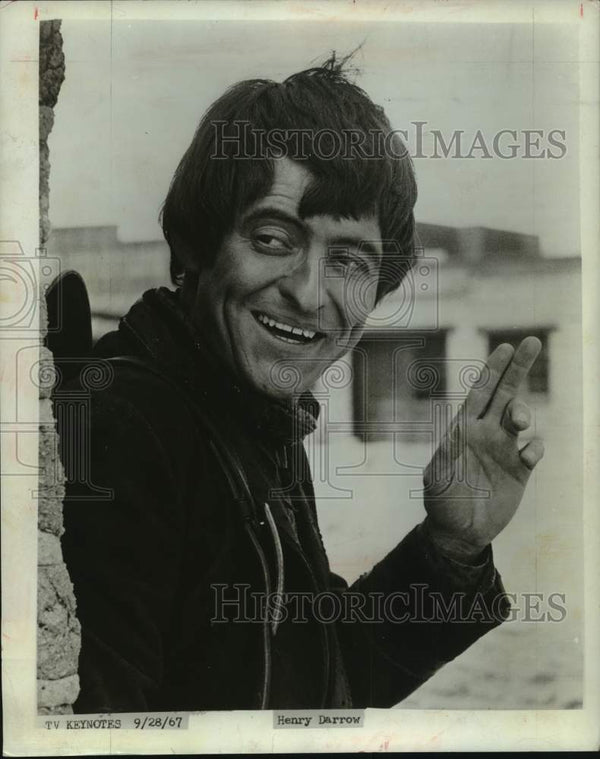 1967 Actor Henry Darrow gives small wave - Historic Images