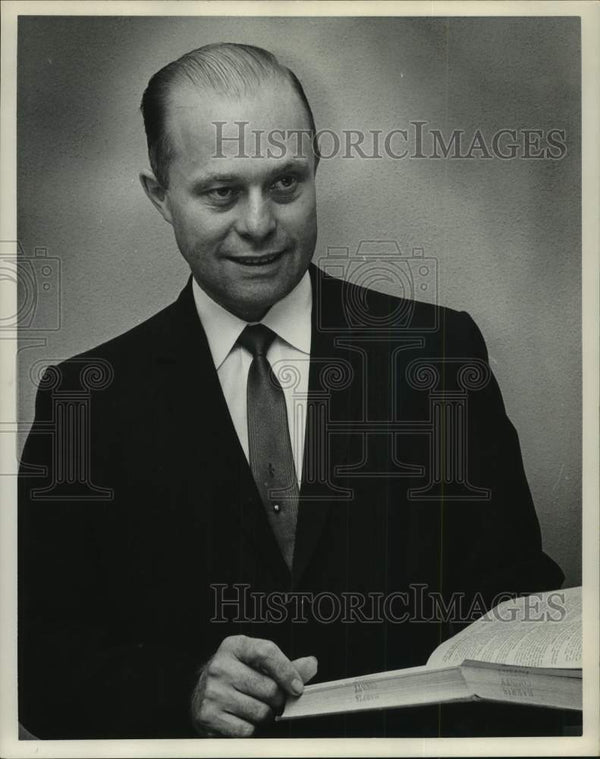 1963 Head of Briefing Section of District Attorney office Carl Dally ...