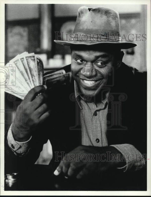 1995 A smiling Charles Dutton fans wad of money - actor - Historic Images