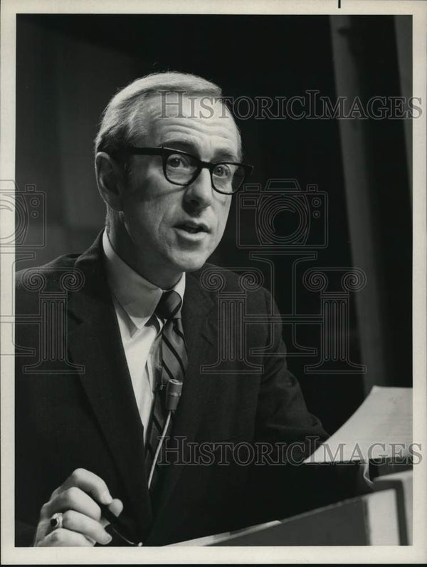 1969 Robert Earle speaks to audience from podium - Historic Images