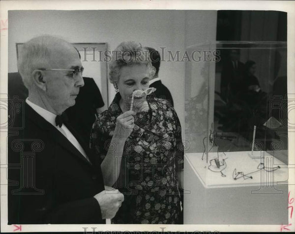 1964 Mr. & Mrs. A.J. Hartsook with wire sculpture at Houston museum ...