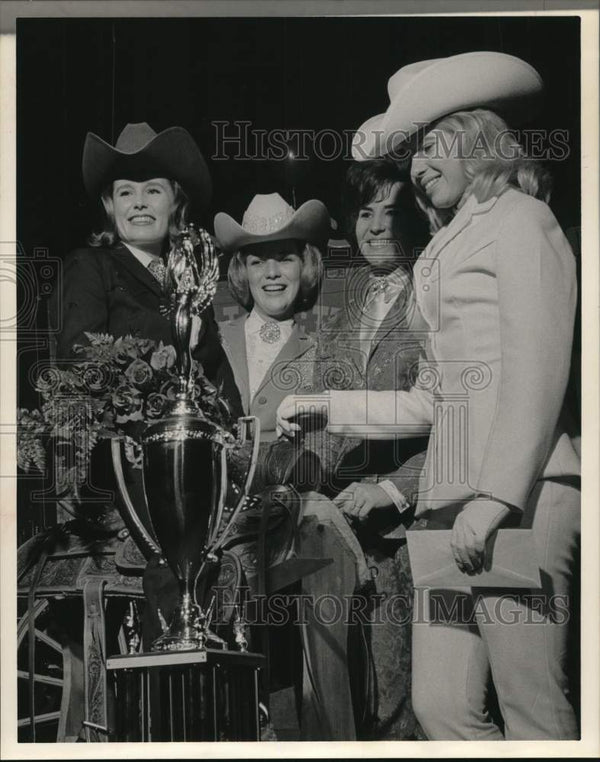 1964 Press Photo Members of Miss Rodeo Houston competition & 1963 winn ...