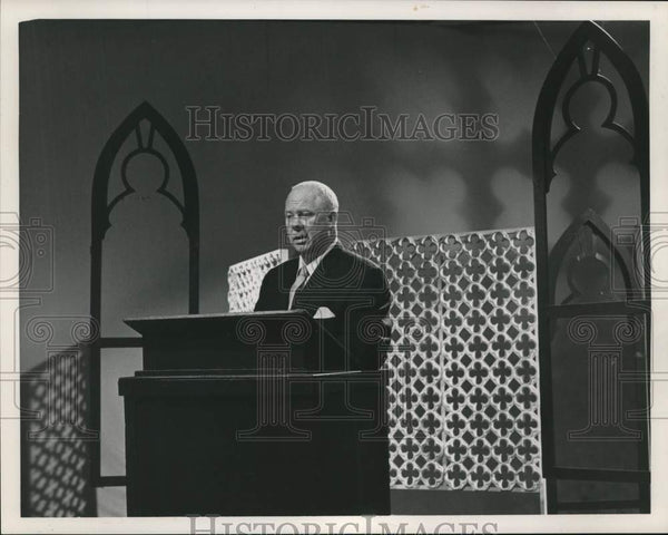 1963 TV Howard Finch Gives Speech - Historic Images