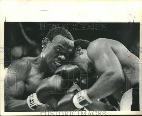 1974 Press Photo A pair of boxers do battle in the boxing ring - hcs00 ...