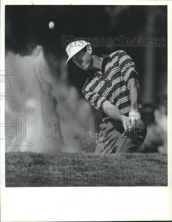 1990 Press Photo Golfer Chip Beck comes blasts a shot out of the sand ...