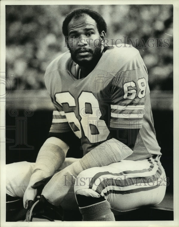 1976 Press Photo Houston Oilers' defensive end Albert Burton takes a b ...