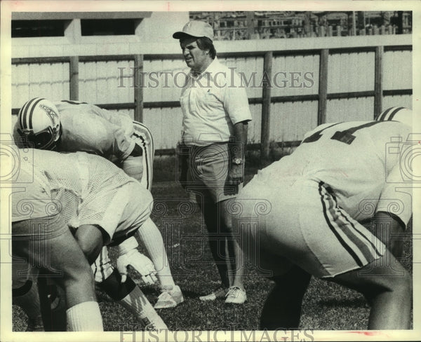 1981 Press Photo Houston Oilers' head coach Ed Biles is all business a ...