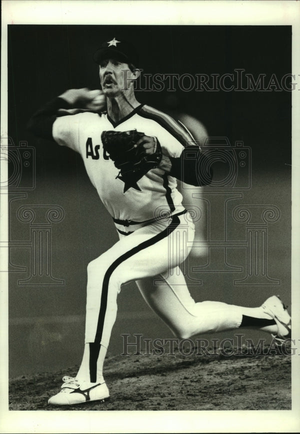1988 Press Photo Houston Astros' pitcher Danny Darwin bears down on Ex ...