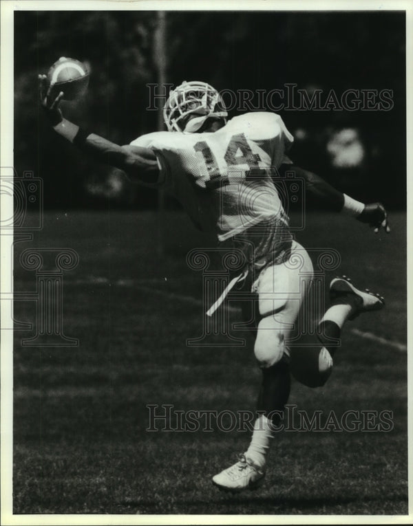 1990 Press Photo University of Houston's cornerback Tyrone Davis inter ...