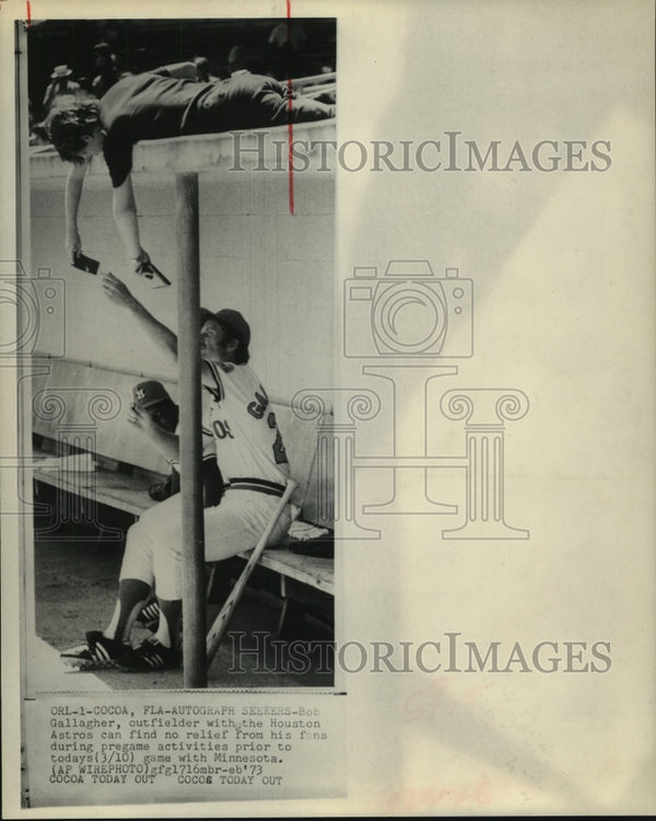 1973 Press Photo Houston Astros outfielder Bob Gallagher signs autogra ...