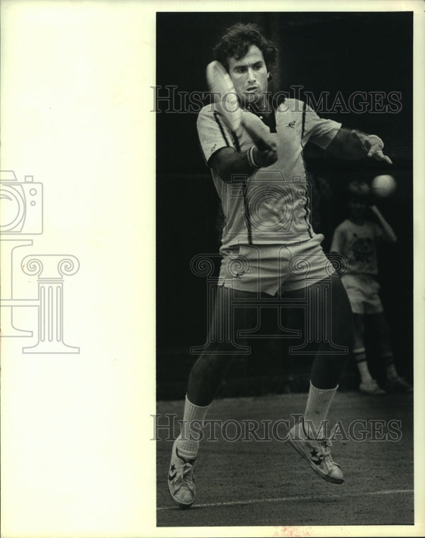 1979 Press Photo Professional tennis player Eddie Dibbs hits a forehan ...