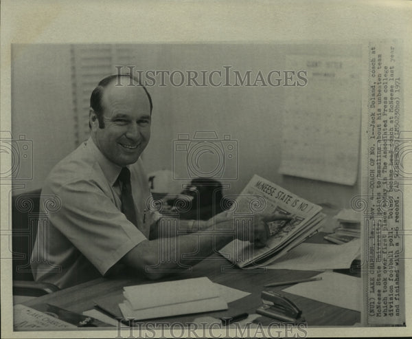 1971 Press Photo McNeese State football coach Jack Doland points to he ...