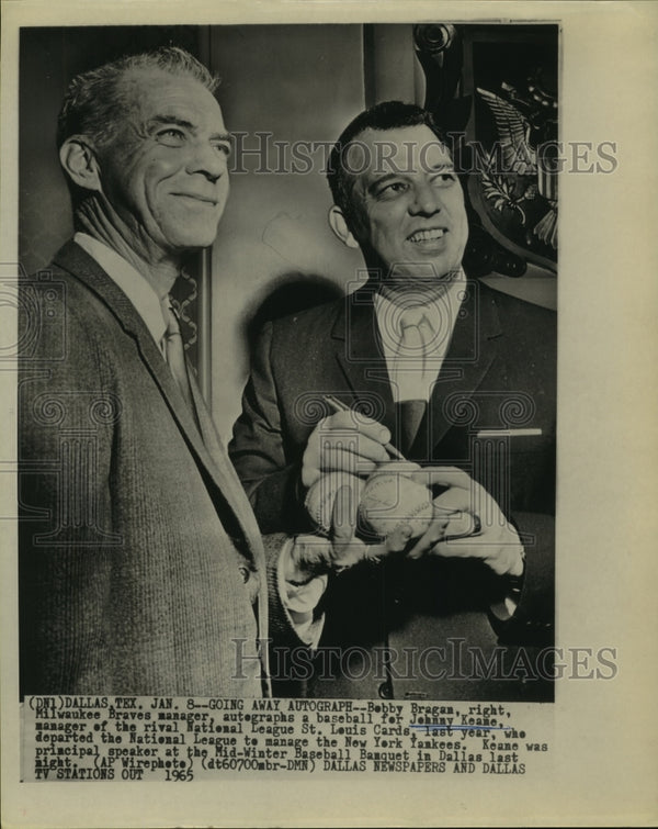 1965 Press Photo Milwaukee manager Bobby Bragan autographs ball for Jo ...