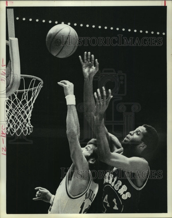 1976 Press Photo Houston Rockets Mike Newlin battles for a rebound ...