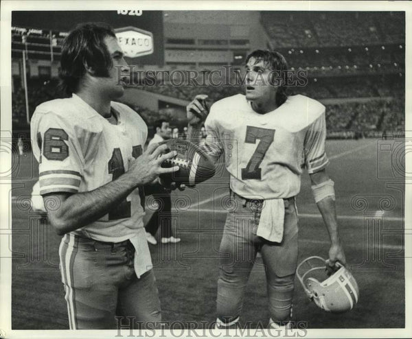 Press Photo Houston Oilers players chat during football game - hcs0943 ...