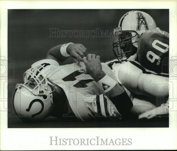 1990 Press Photo Oilers' Ezra Johnson nails Colts' quarterback Jeff Ge ...