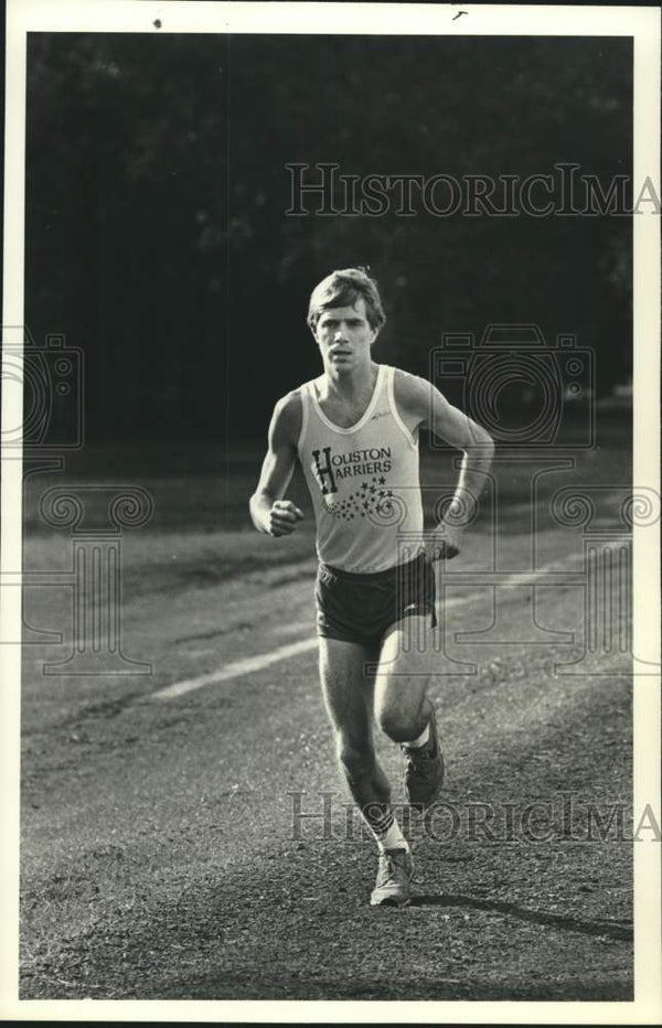 1989 Press Photo Houston Harriers runner Marty Froelick during practic ...