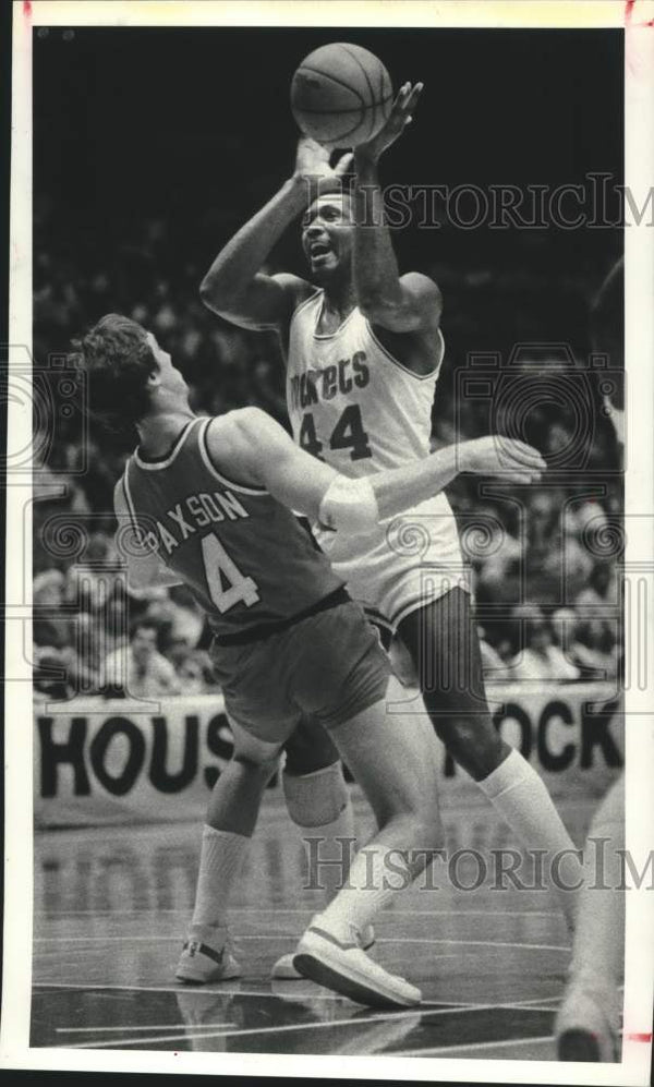 1982 Press Photo Elvin Hayes shoots over Jim Paxson at The Summit - hc ...