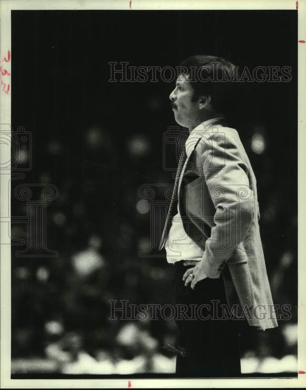 1978 Press Photo Houston Rockets' coach Tom Nissalke stands on sidelin ...
