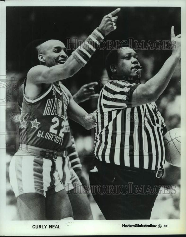 1981 Press Photo Harlem Globetrotters' star Curly Neal mocks the refer ...