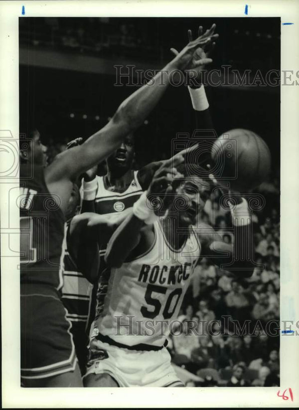 1986 Press Photo Rockets' Ralph Sampson is fouled by Bullets' Jeff Mal ...