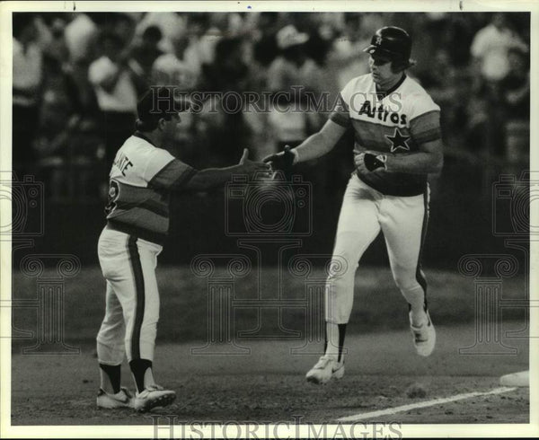 1985 Press Photo Astros' coach Matt Galante greets Mark Bailey after g ...