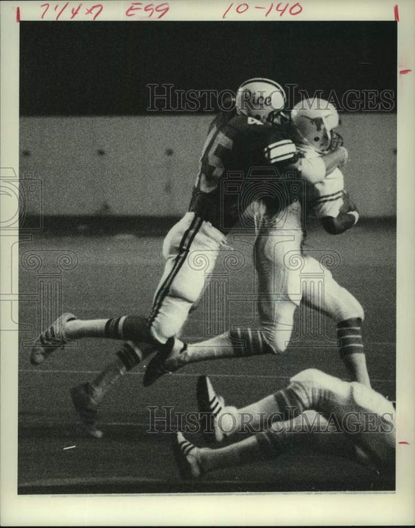 1975 Press Photo Texas' Johnny "Lam" Jones is tackled by Rice defensiv ...