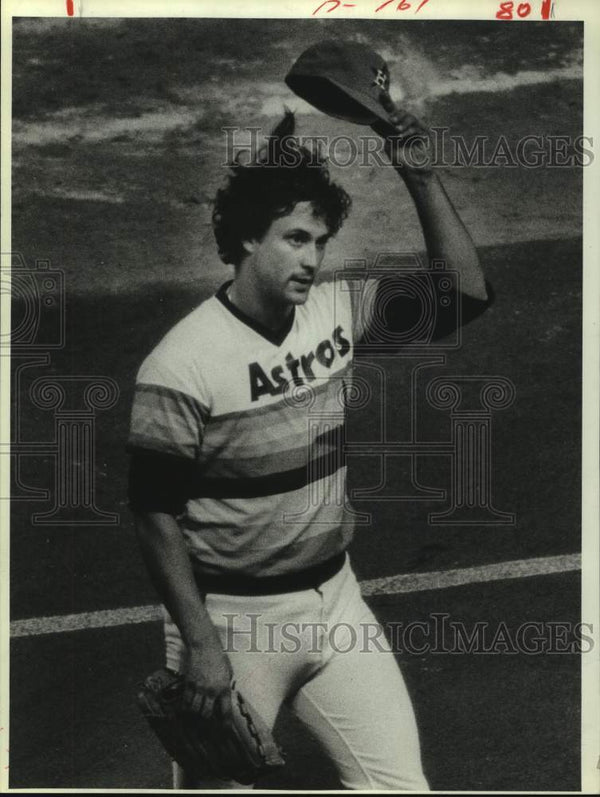 1981 Press Photo Astros pitcher Bob Knepper tips hat to crowd at Astro ...