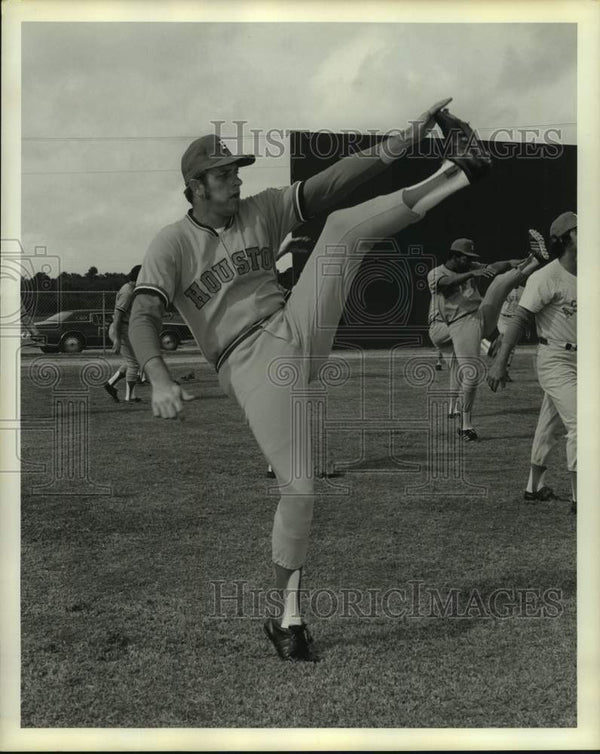 1973 Press Photo Astros' pitcher Dave Roberts kicks to stretch legs ...