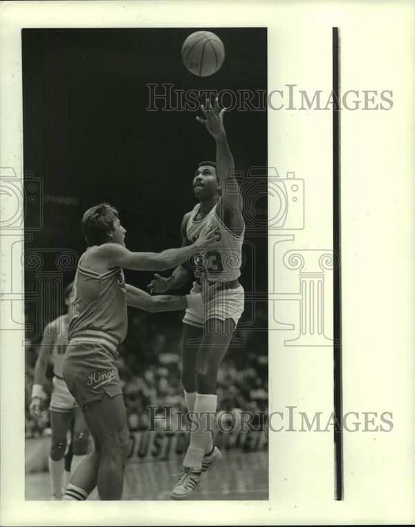 1986 Press Photo Rockets' Robert Reid is fouled by Kings' Mark Olberdi ...
