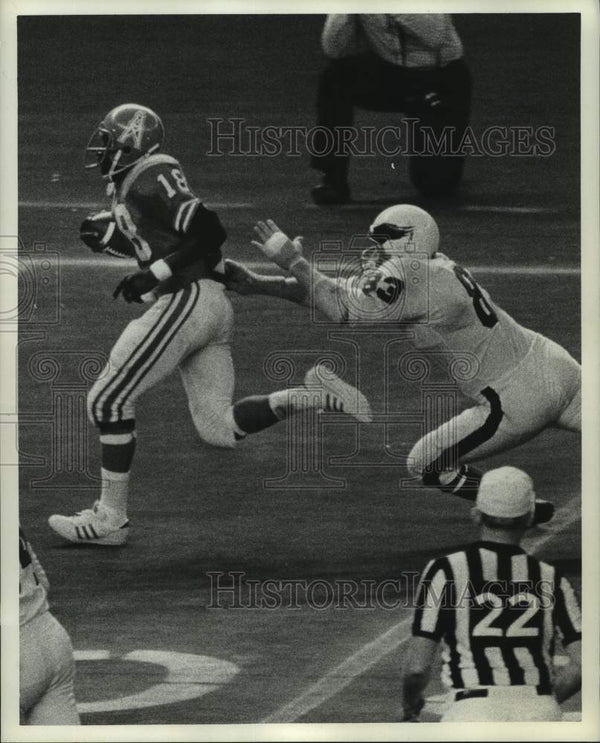 1972 Press Photo Oilers' Paul Robinson out runs Eagles' Don Hultz. - h ...