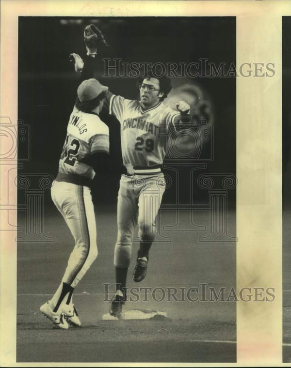 1981 Press Photo Astros' Craig Reynolds tags Reds' Dave Collins out in ...