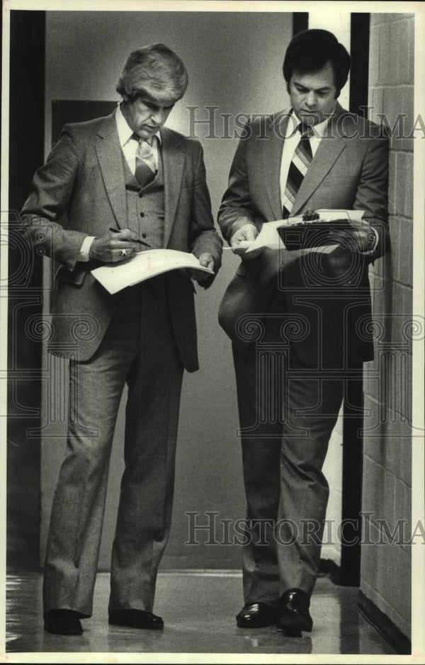1980 Press Photo Rockets coaches Del Harris & Carroll Dawson look over ...