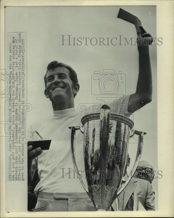 1970 Press Photo Hugh Royer holds check after winning Western Open gol ...