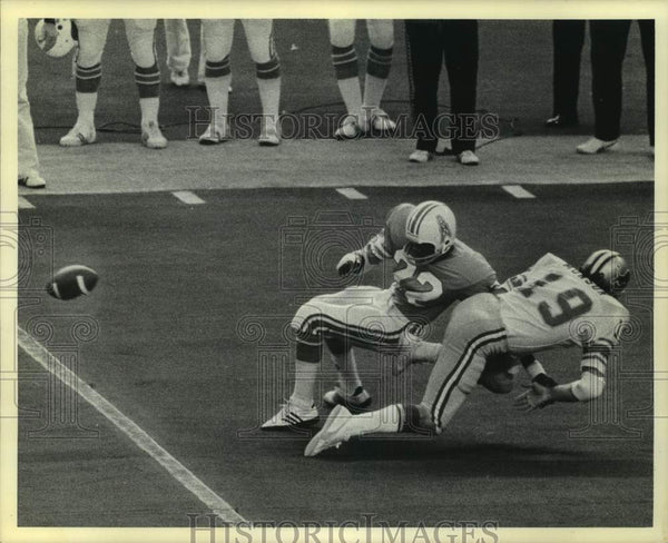 1975 Press Photo Dallas' QB Bill Munson fumbles; Oilers' Zeke Moore re ...