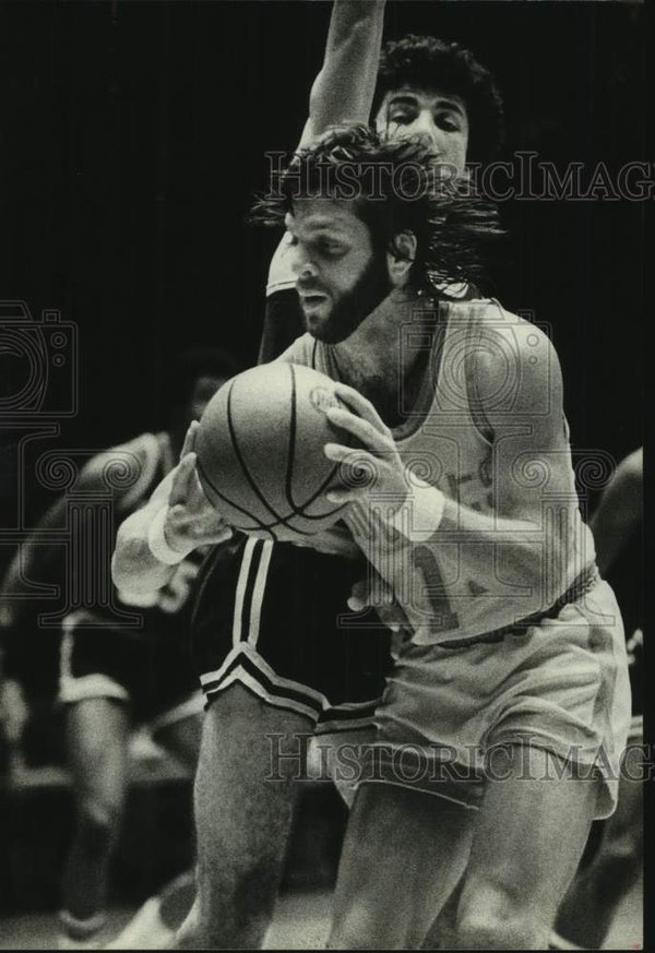 1974 Press Photo Houston Rockets' Mike Newlin handles ball under press ...