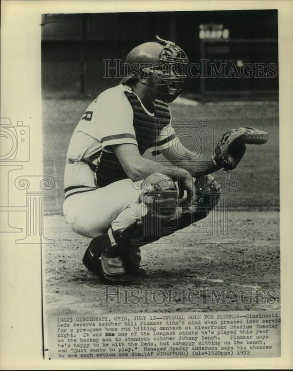 1972 Press Photo Cincinnati Reds baseball catcher Bill Plummer squats ...