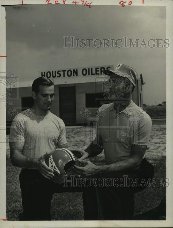 1966 Press Photo Oiler Bones Taylor & DB Tony Banfield before POA picn ...