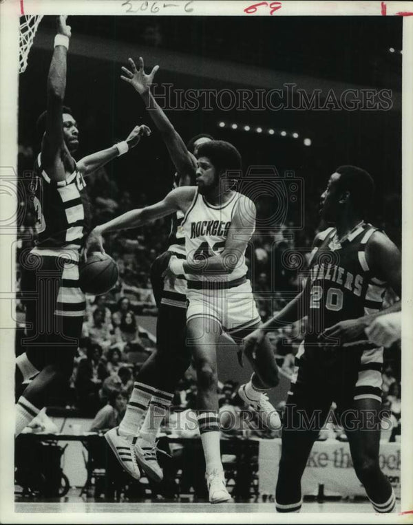 Press Photo Houston Rockets basketball player Ed Ratliff vs. Cavaliers ...