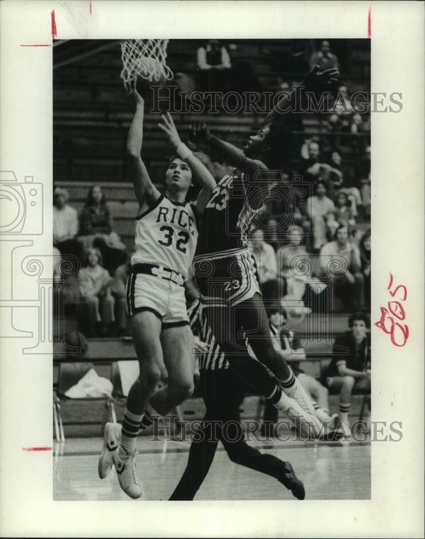 1976 Press Photo Rice University basketball player Harry #32 grabs reb ...